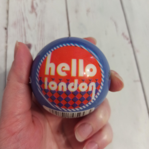 Piłeczka Hello London z Minionkiem i Flagą 7 cm > Edu Pszczółka